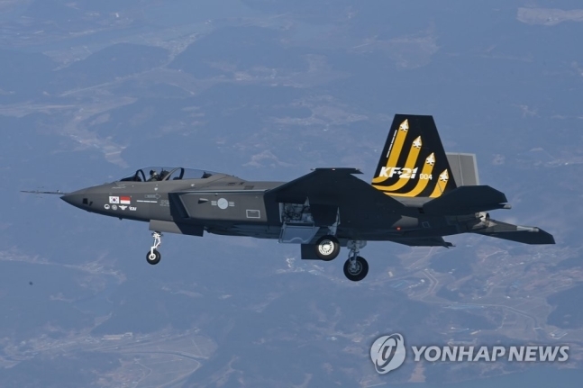 KF-21 잠정 전투용 적합 판정…시제 5호기 최초비행