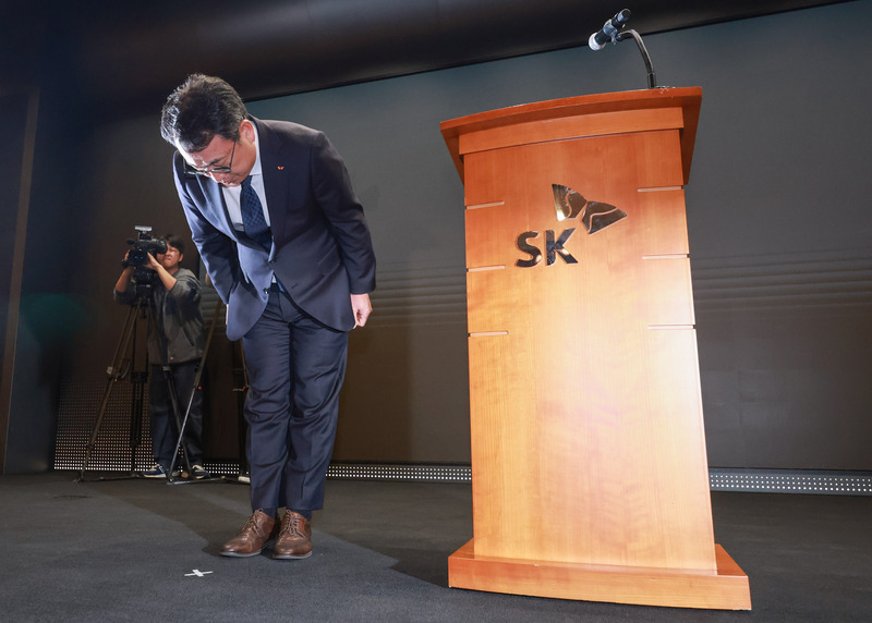 '해킹 사고' SKT, 대국민 사과…삼성, 임원들에 "빨리 유심 교체"