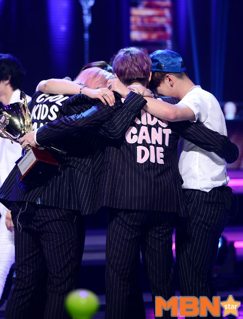 `챔피언 등극` B1A4, 감격의 포옹 `아름다운 뒷모습` [MBN포토]