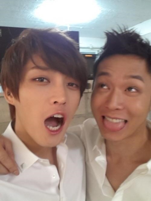 첫 솔로 앨범, JYJ 멤버 김재중과 장난기 가득한 셀카…흰셔츠로 ‘훈훈하게’