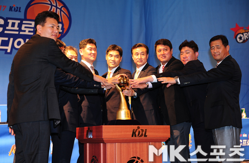 우승 트로피 노리는 10명의 KBL 수장들 [MK포토]