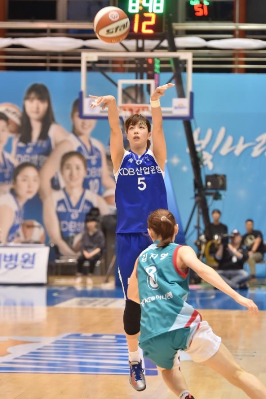 이경은 ‘18득점’, KDB생명 연패 탈출