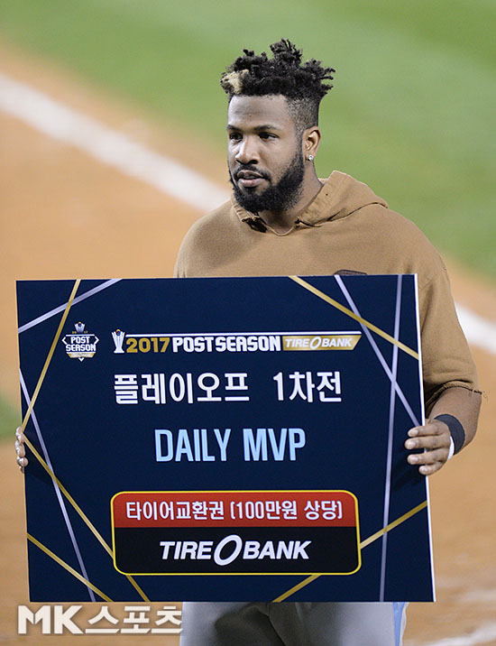 5타점 스크럭스 `PO1차전 MVP에 선정` [MK포토]