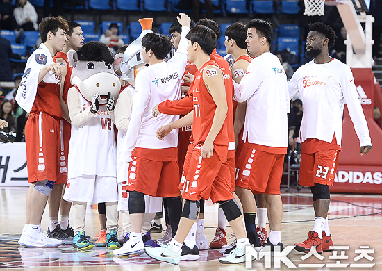 SK, KCC 꺾고 단독선두에 우뚝 [MK포토]