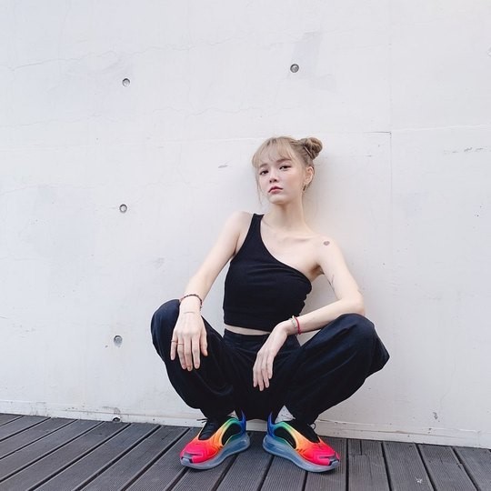 AOA 지민 근황, 깡마른 어깨라인 포착[M+★SNS]