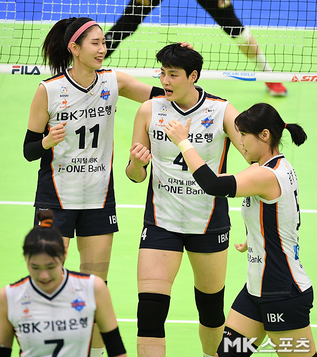 김수지 '김희진 머리를 쓰담~' [MK포토]