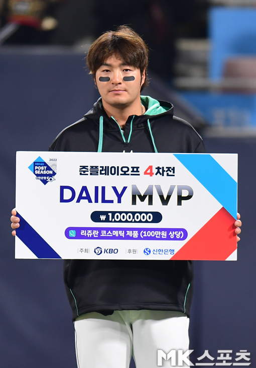 박병호 '준PO4차전 데일리 MVP' [MK포토]