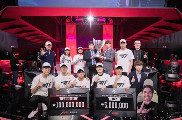 T1, 젠지 넘고 LCK 9번째 우승…'아바타 응원단'과 대미 장식