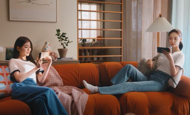 "지금 뭐 봐?" SKT 광고서 장원영과 함께 나온 여성, 정체는?