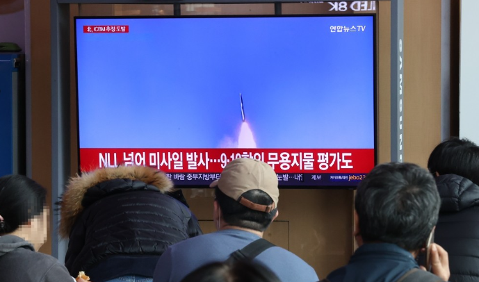 [속보] 北, '고도 20km·비행 거리 130km·속도 마하 5 미사일' 발사
