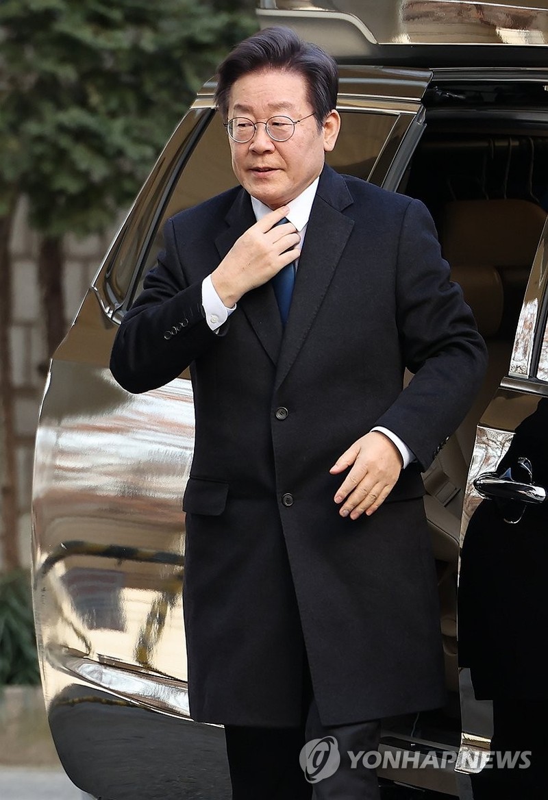 이재명 피습 후 첫 재판 출석 취재진 질문에 침묵