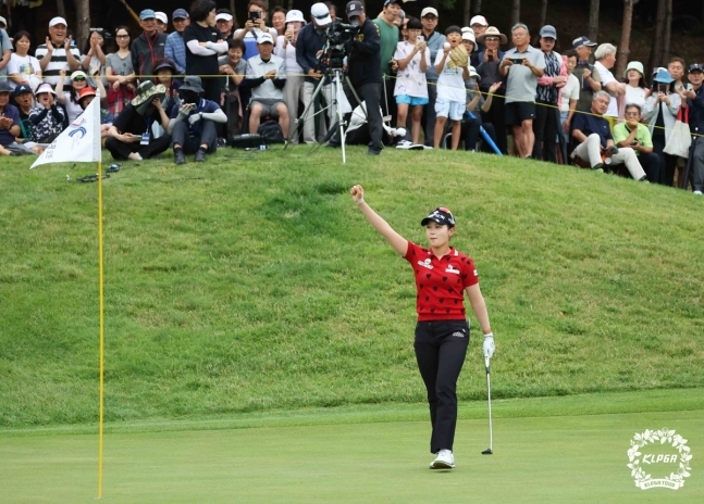 박현경, 2주 연속 우승...KLPGA 시즌 3승 상금·대상·다승 선두