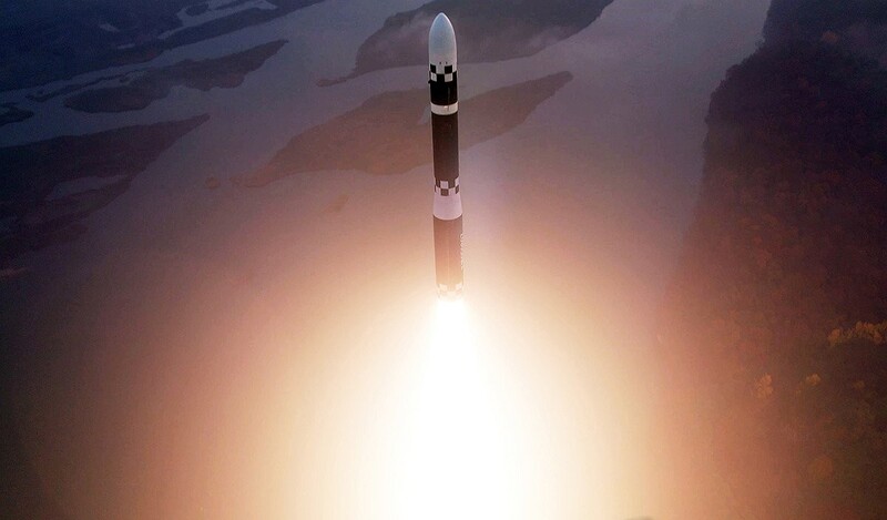 북한 ICBM 최종 완결판...군 당국 "공개된 것 중 '최대 크기'"