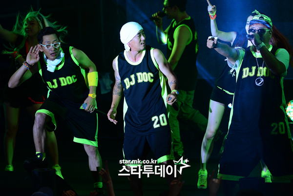 포미닛 현아, DJ DOC와 19금 합동공연서 `비키니 노출`