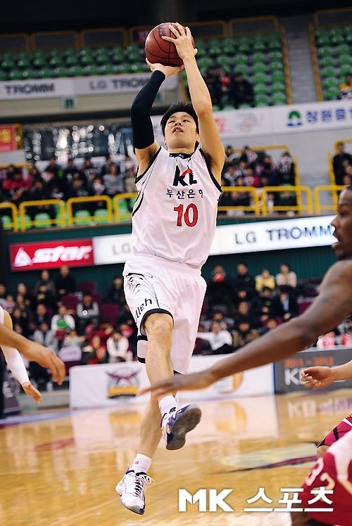 `조성민 결승 자유투` KT, KCC 연장 끝에 극적 승리