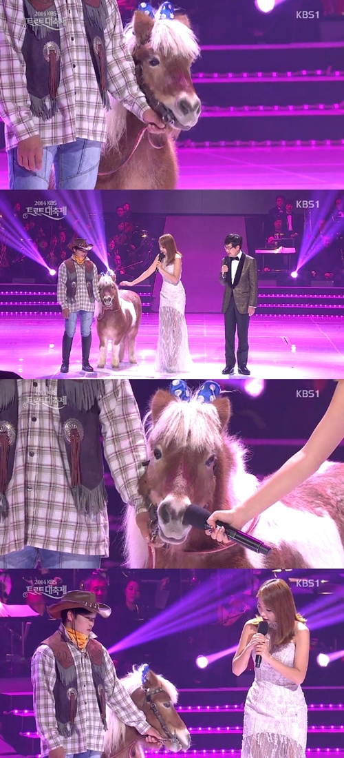 [KBS 트로트대축제] MC 홍진영, 실제 말 등장에 대화 시도 “소감 어때요?”