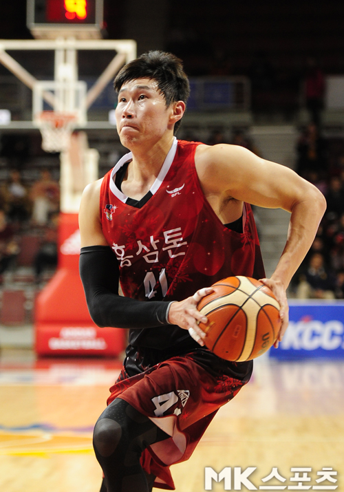 오세근, 프로농구 3R MVP 선정…5년 만의 쾌거