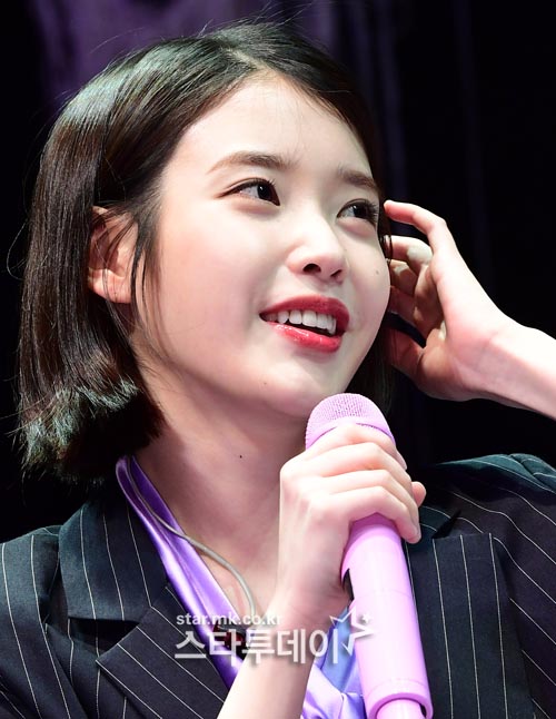 [포토] 아이유, 핑크빛 마이크