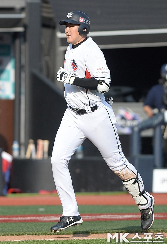 `4할 타율` 유한준, 2018 KBO리그 4월 MVP 선정