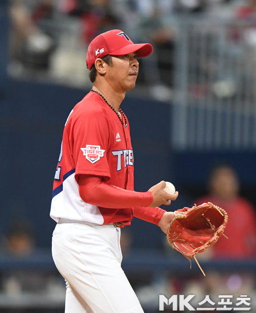 KIA 임창용, PS 최고령 경기 출장 신기록 경신 [WC1]