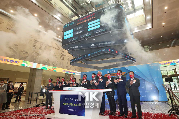 80조 몰린 SKIET 26% 급락…22만원 고점 투자자 "나 어떡해" [포토]