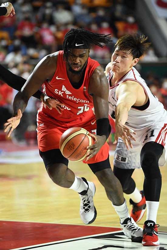 MVP가 ‘MVP’했다…SK, KGC 꺾고 챔프전 1·2차전 싹쓸이 [MK현장]