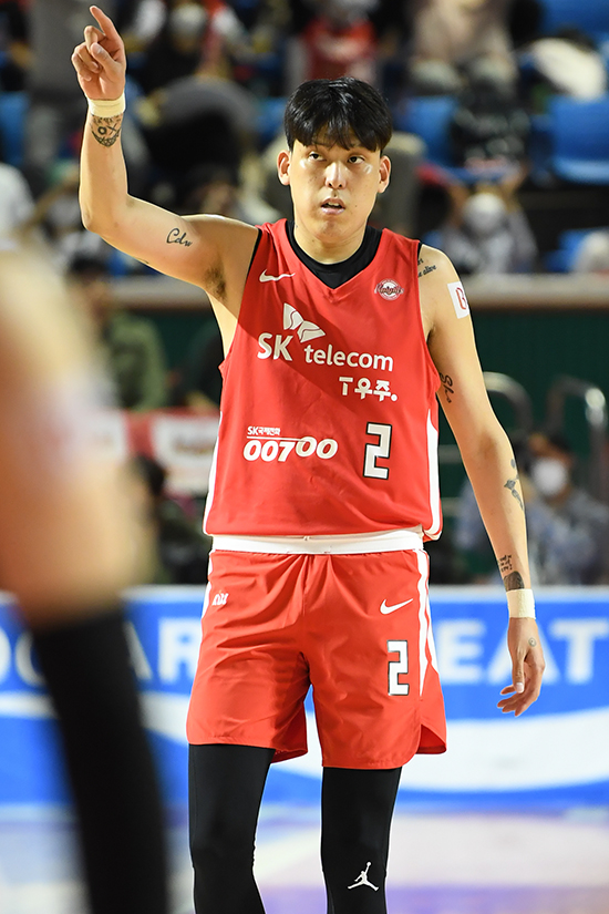 MVP가 ‘MVP’했다…SK, KGC 꺾고 챔프전 1·2차전 싹쓸이 [MK현장]