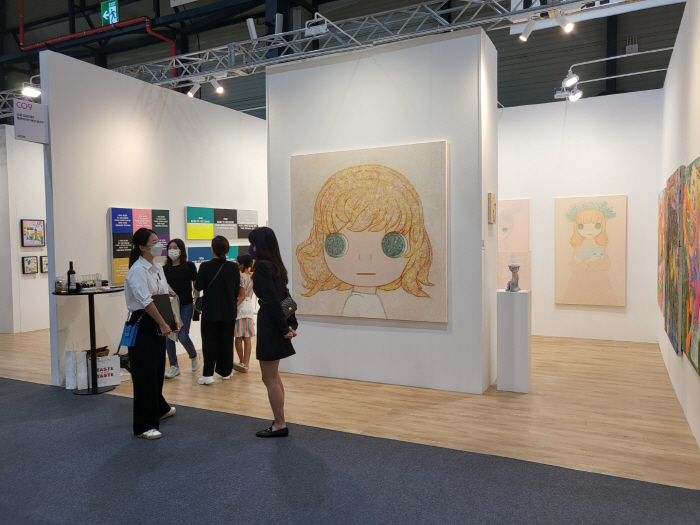 문 열자 달려온 MZ 컬렉터들…'오픈런' '완판 행렬' 터졌다