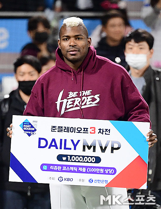 결승 홈런 친 푸이그 '준PO 3차전 MVP 선정' [MK포토]