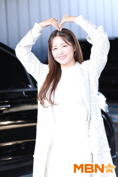 출근길 ‘대형 하트’ 선보이는 정다경 [MBN포토]