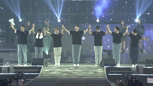 ‘불타는 트롯맨’ TOP7, 첫 미국 투어 돌입